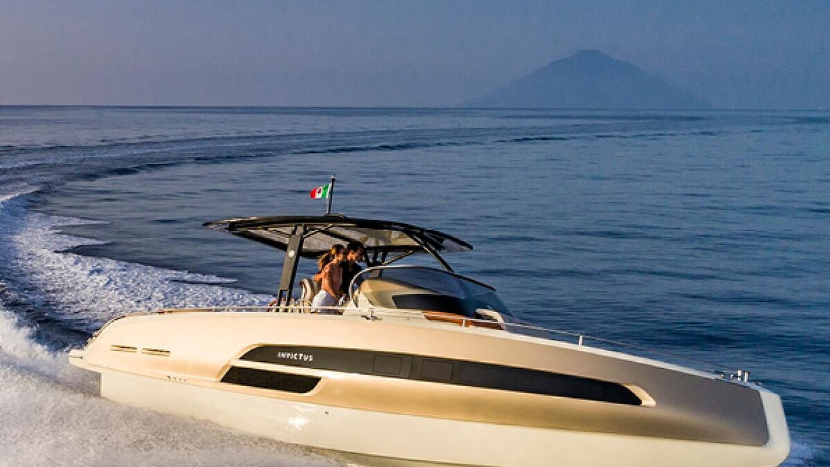 Gitte Juhl viser rundt på lækker italiensk Invictus 320 GT - Minbåd.dk