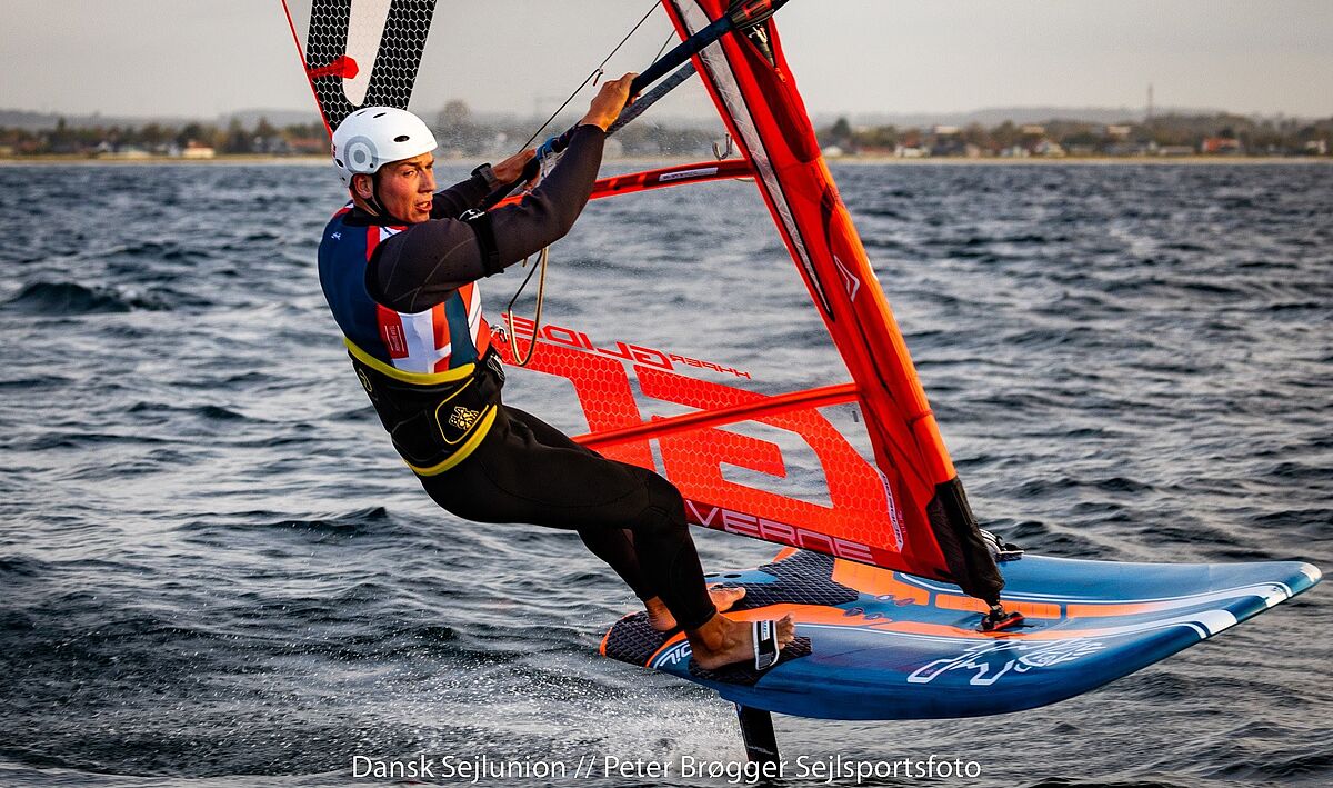 19-årige IQ Foil surfer Johan Søe kåret til Årets Sejlsportstalent 2022 ...