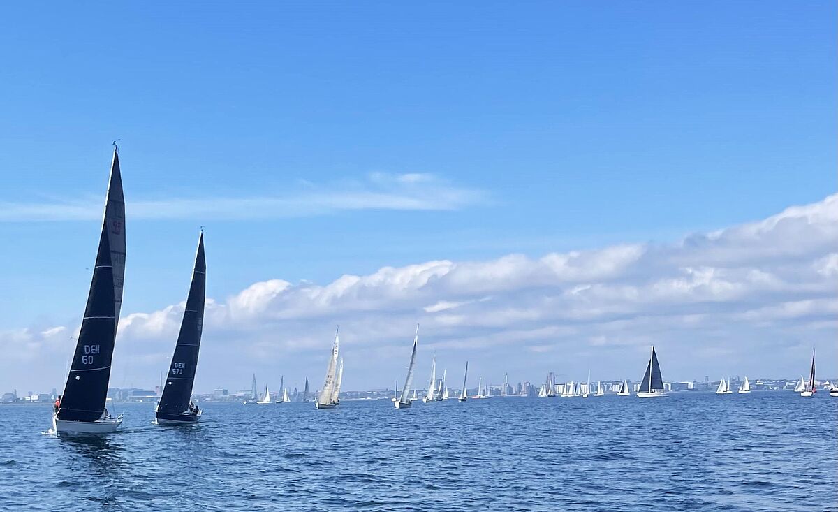 80 både sejlede Sundet Rundt i let vind - læs beretning fra treer på 15 ...