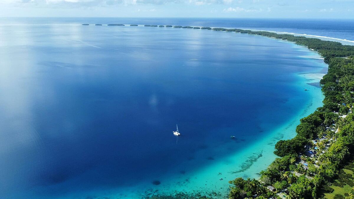 Riber-familie sejlede varer til gæstfri atol Nukuoro i Mikronesien i ...