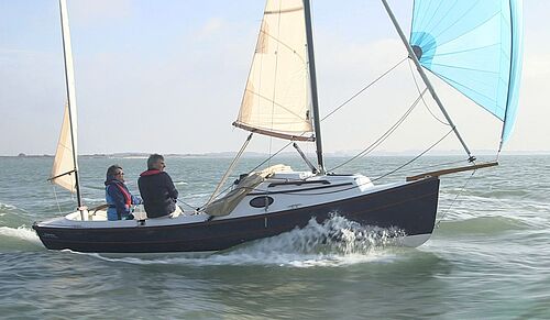 Små sejlbåde: BayRaider Expedition 20 klarer sig flot i store bølger og ...